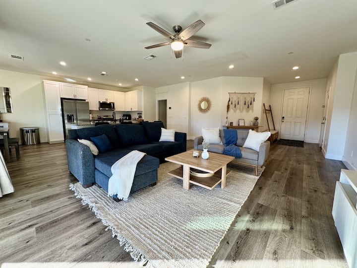 Spacious Family Home W/largeyard Nr Sequoia Np - Visalia, CA