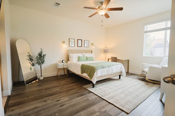 Spacious Family Home W/largeyard Nr Sequoia Np - Visalia, CA