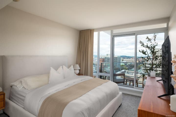 Waterfalls Hotel - 15th Floor Downtown Escape - Victoria