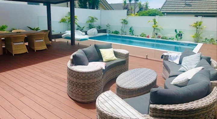 Large Beach Retreat + Pool, Spa And Sauna - Mount Maunganui