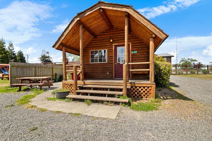 C-17: Deluxe Family Log Cabin - Arcata, CA