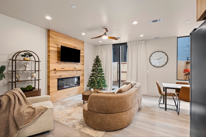 Modern Cozy Retreat- 4br • Ski Resort Steps Away - South Lake Tahoe, CA