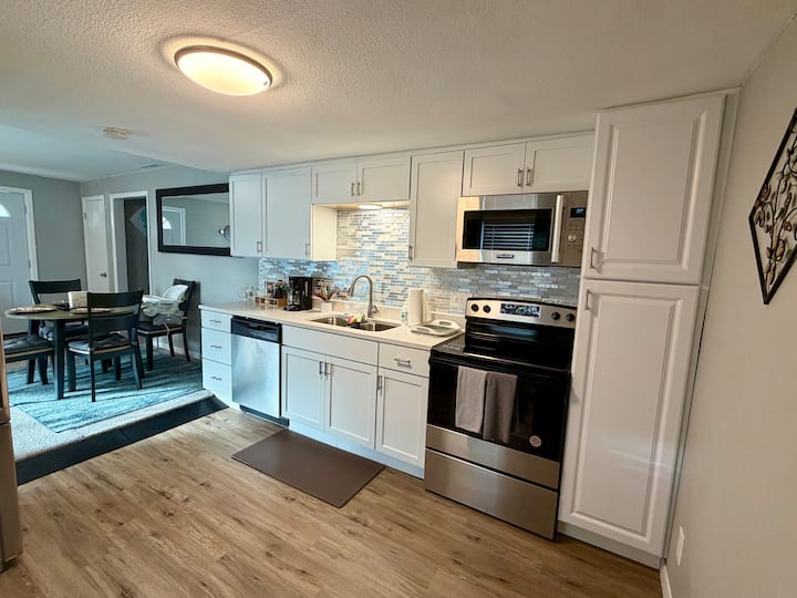 Clean Quiet- Best Kc Location 2 Bd/1bth Kng &Qn Bd - Overland Park, KS