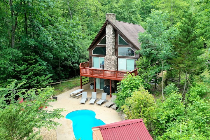 Lakefront W/ Private Pool, Beach, Dock & Firepit! - Lake Anna, VA