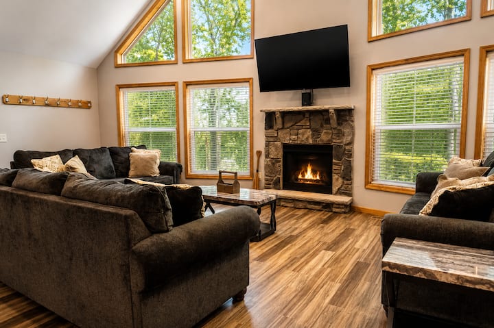 Silver Spring Lodge By Pmr: 8br Lake View Retreat - Pocono Mountains, PA
