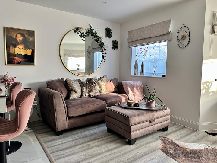 Modern, Cosy Apartment With City Connections - Redhill