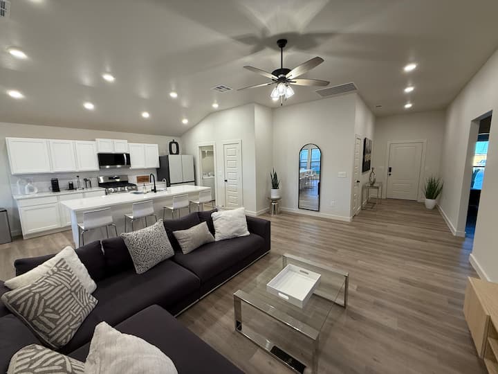 Modern West Texas Retreat-spacious & Stylish Home - Midland, TX