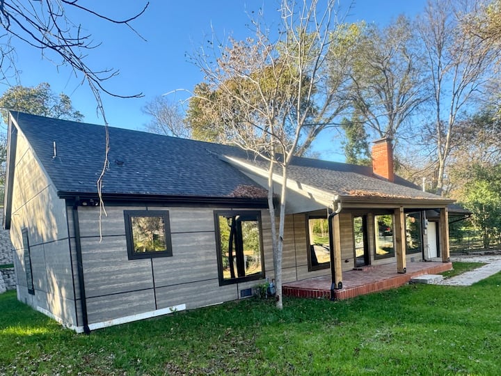 Warm & Modern Villa - Dallas, TX