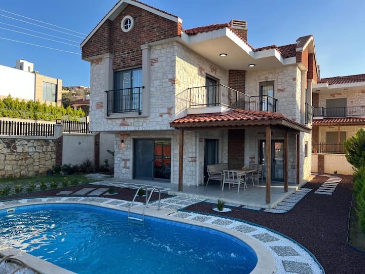 Müstakil Bahçe Ve Havuzlu Dublex Taş Ev. (3+1) - Foça