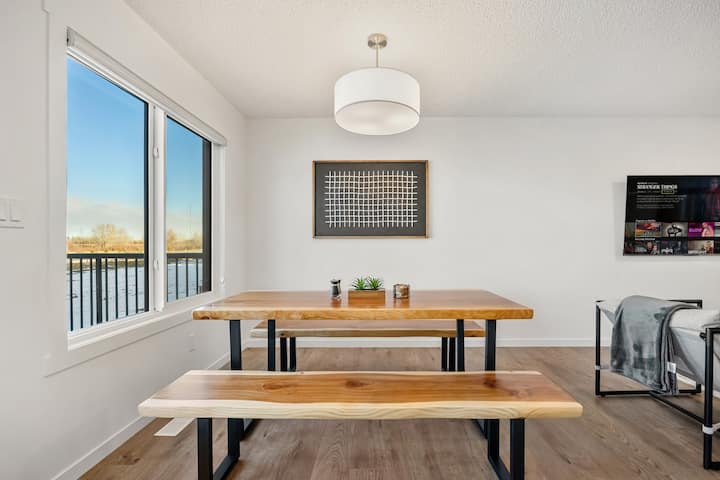 Retraite Familiale Moderne Avec Jeux, Lit King Size Et Garage - Edmonton