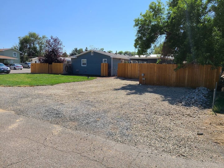 The Blue House Flat - Dog & Trailer Friendly - Grand Junction, CO