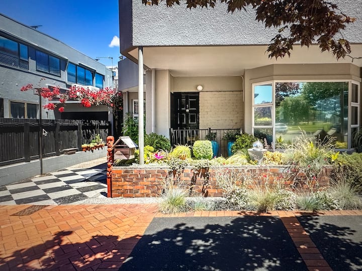 A Village Green Getaway - 로토루아