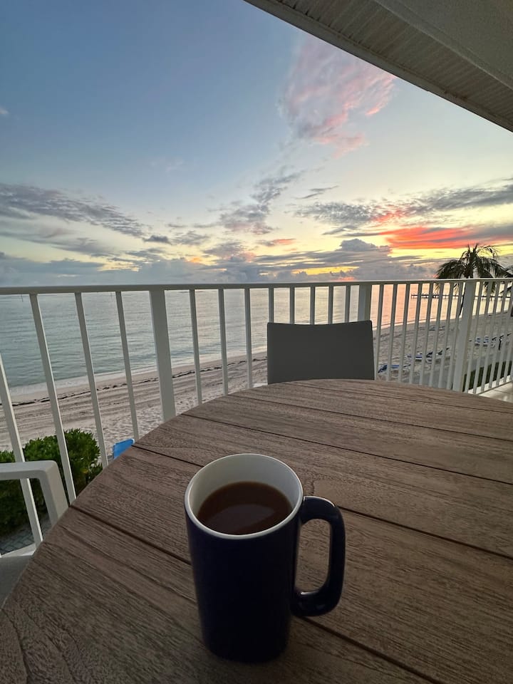 Beautiful Oceanfront Apartment (Lots Of Amenities) - Cayman Islands