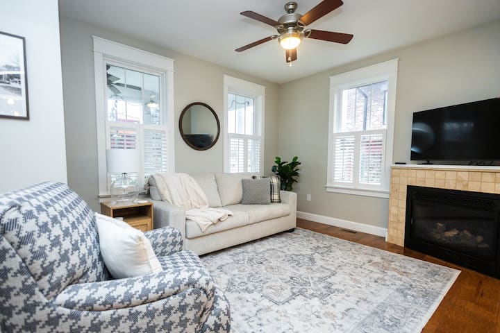 2br/2ba Charming Home | 2.1 Miles To Iu | Sleeps 6 - Bloomington, IN