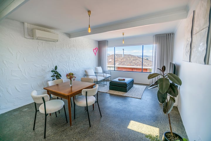 Spacious Central Apartment With Waterviews - Hobart