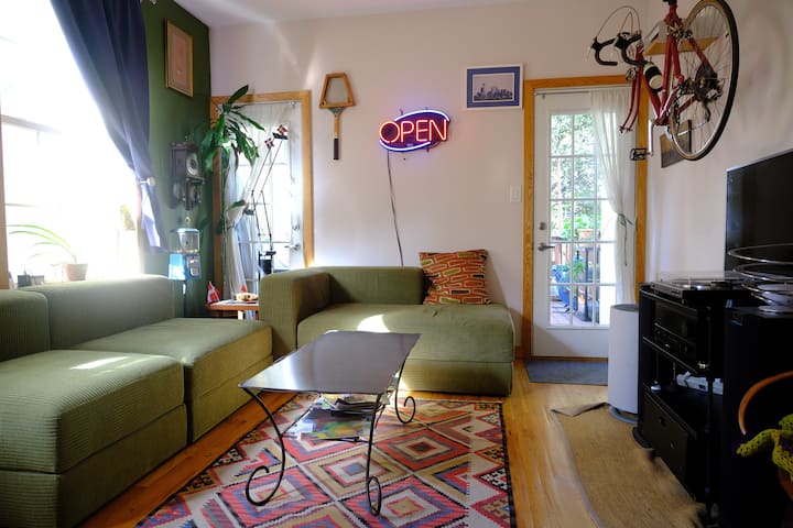 Quiet Stylish Queen Village Trinity W/ Parking - Philadelphia, PA
