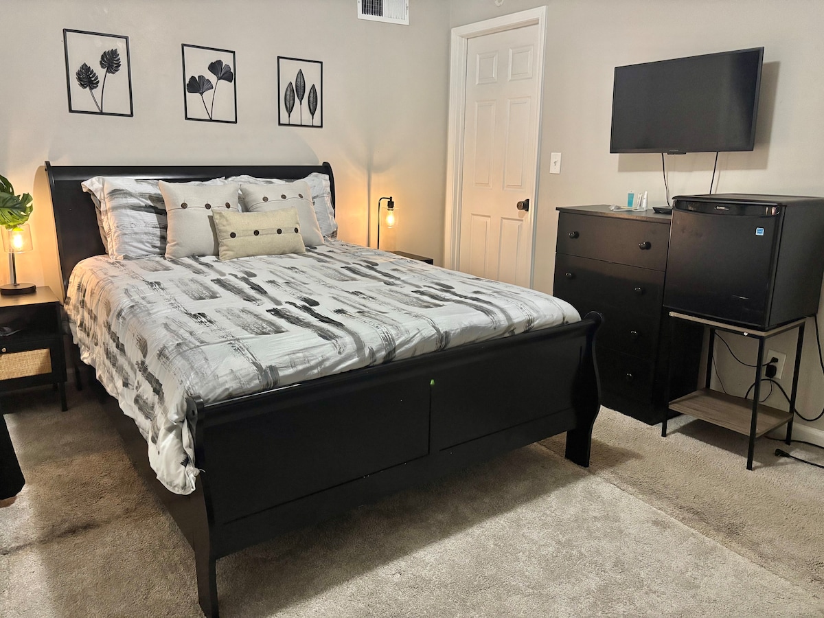 Queen Suite | Game Room | Home Theater - Maisons à louer à Forest Park ...