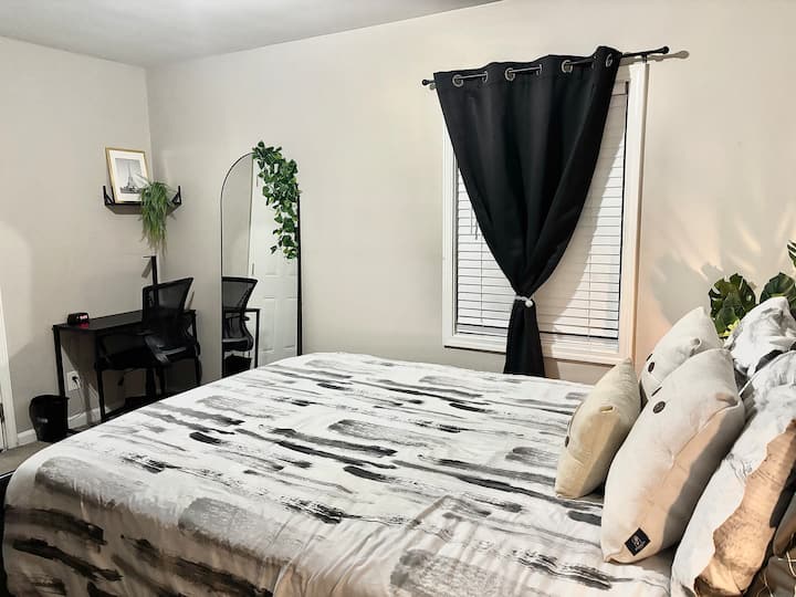 Queen Suite | Game Room | Home Theater - Riverdale, GA