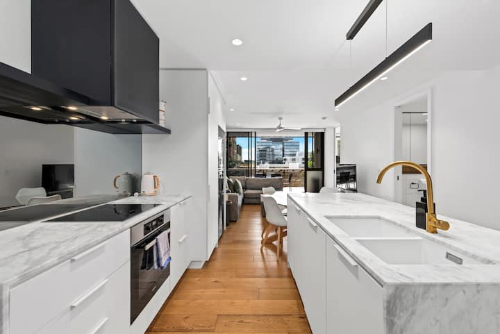Walk To James St ~ Luxe 2br Apt W/ Parking & Pool - Brisbane