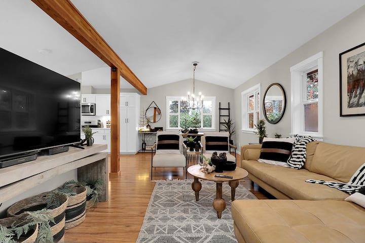 The Treehouse 
Near Uo Campus + Hayward Field - Eugene, OR