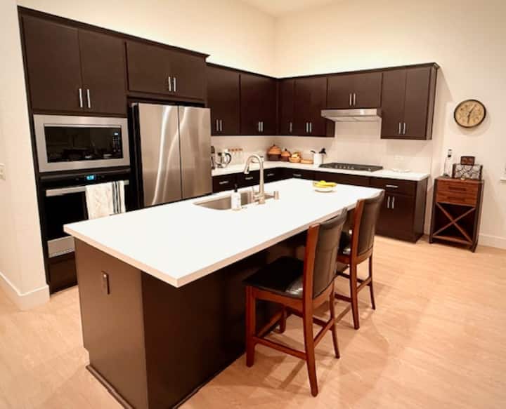 Casa Lunavine • Modern Stay + Fire Pit & Putt-putt - Lodi, CA