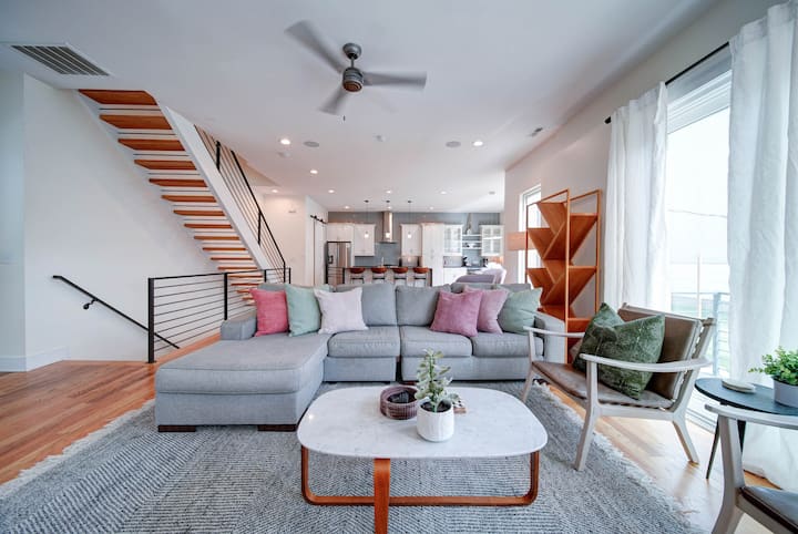 Luxury Townhouse: Hot Tub, Free Parking & View - Charlotte