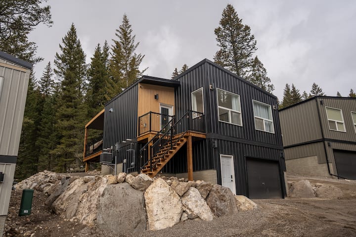 Hawks Nest Mountain Getaway - Blairmore