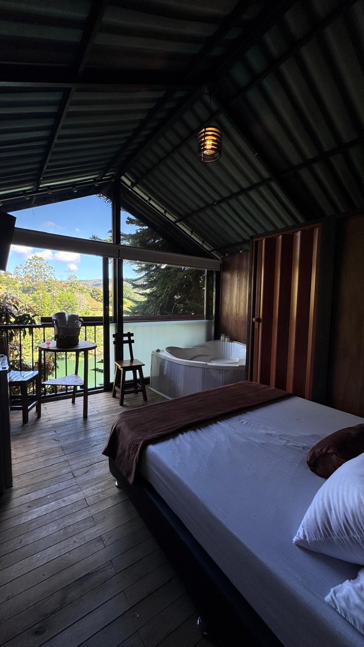 Chalé Cedro com jacuzzi + vista para a pedra 2 pax - Casas de campo ...