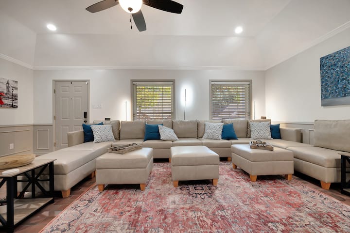“Honey’s House” Huge Living Room And Patio! - Nacogdoches, TX