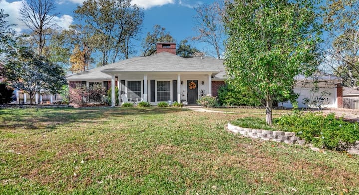 “Honey’s House” Huge Living Room And Patio! - Nacogdoches, TX