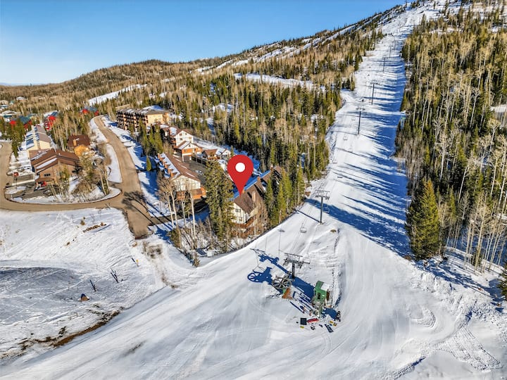 Ski-in & Ski-out | Evergreen | Sleeps 6 | Kitchen - Brian Head, UT