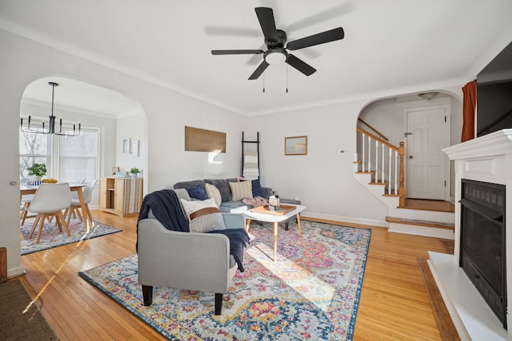 Appealing 2br Cape Cod W/ Bonus Rm & Fiber Wi-fi! - Toledo, OH