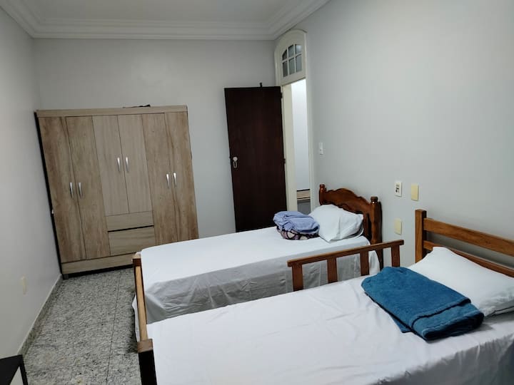 Quarto Disponível Para Solteiros Ou Amigos. - Manaus