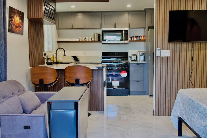 Charming Private Studio Guesthouse - San Fernando, CA