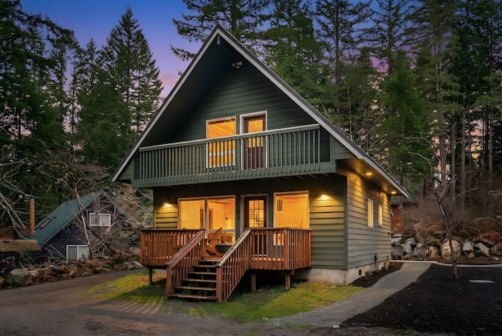 The Giddy Goat @ Goat Rocks ~ Hot Tub/river Access - Packwood, WA