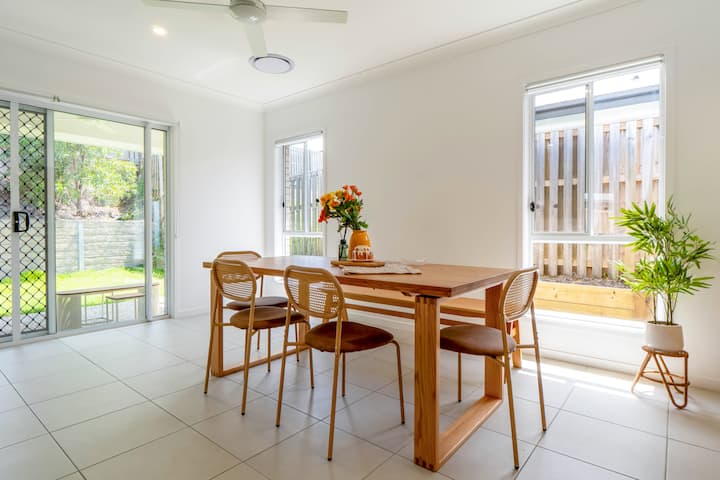 Aspen Serenity–modern Family Home In Logan Reserve - Logan Village