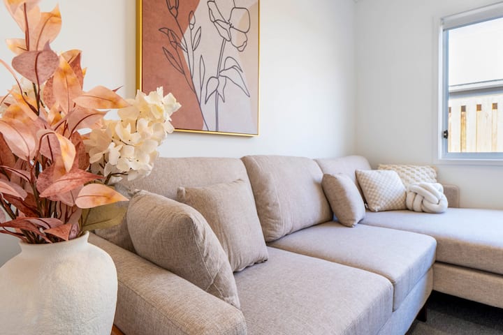 Aspen Serenity–modern Family Home In Logan Reserve - Logan Village