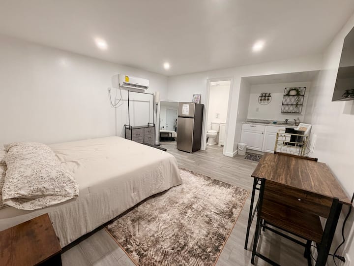 Charming • King Bed • Efficiency| Parking Included - Miramar, FL