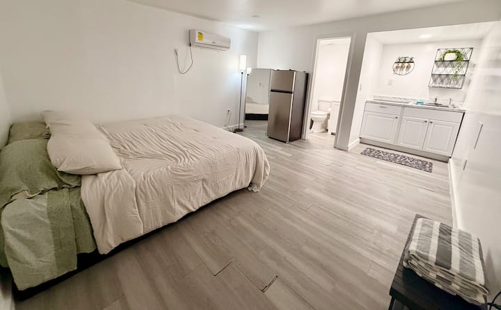 Charming • King Bed • Efficiency| Parking Included - Miramar, FL