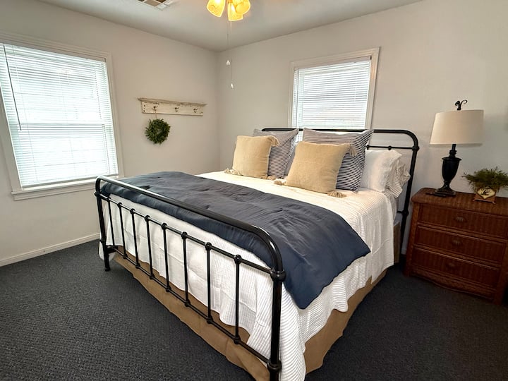 The Blue Bungalow 3 Bed/1 Bath, Centrally Located - Ponca City, OK