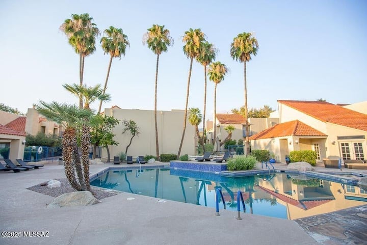 Central Location*2 Bed 2 Bath Condo*pool*foothills - Catalina Foothills, AZ