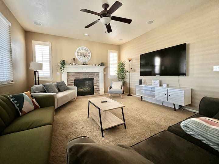 Homey 6 Bedroom Haven | Games, Shopping, Food - Castle Rock, CO