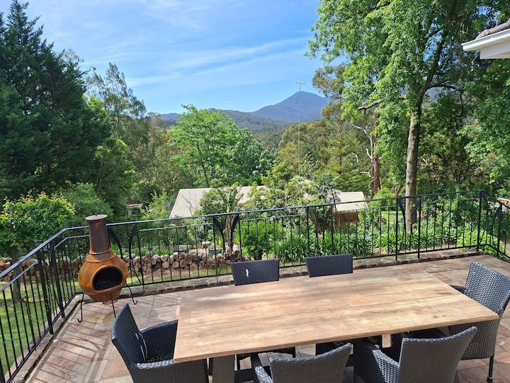 Heritage House, Renovated With 4 + 1 Bedrooms - Healesville