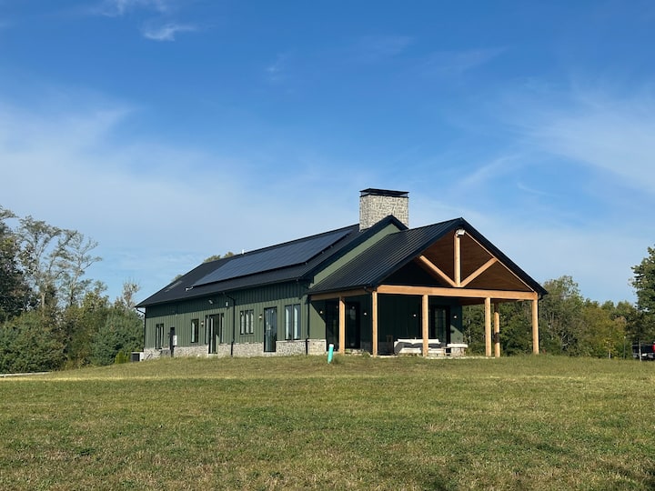 New Farmhouse Set On A Private 35 Acres. - Georgetown, KY