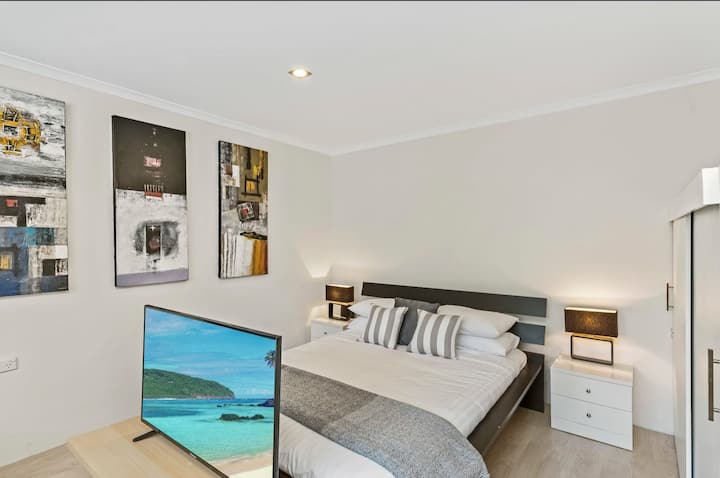 Central Studio With Pool And Gym Access - Dee Why Beach, New South Wales