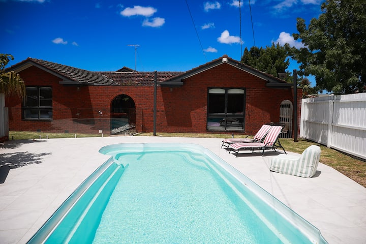 Grove Retreat | Pool, Sauna & Family Fun - Geelong