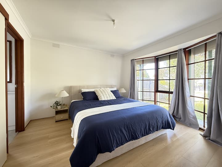 5 Br House – Private Home On Shared Site - Frankston