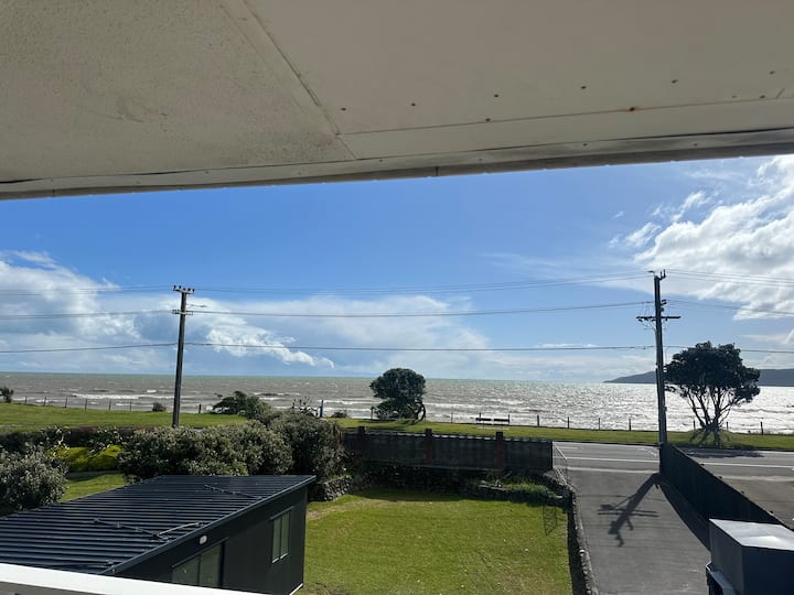 Beachfront Upstairs Property - Waikanae
