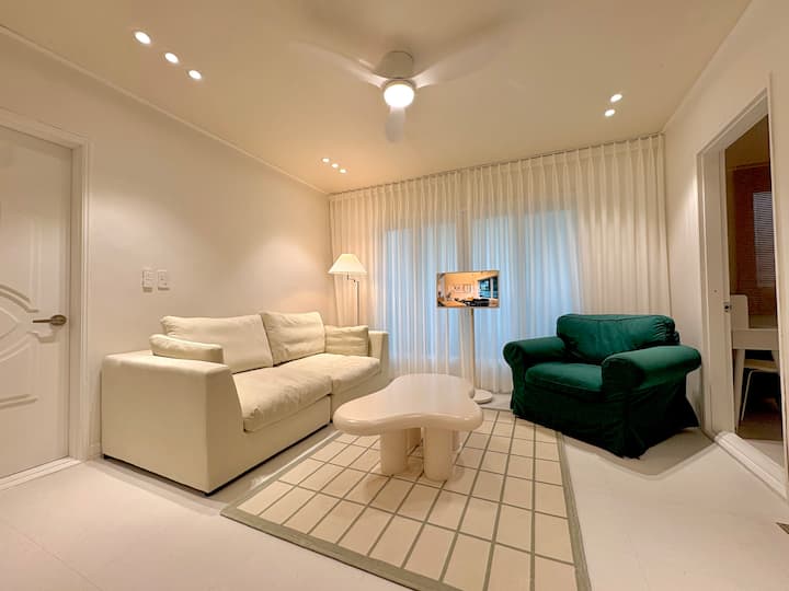 <오픈특가50%할인>
광안역, 해변 도보3분, 침실3개, 카페거리에 있는 넓고 예쁜숙소 - Busan