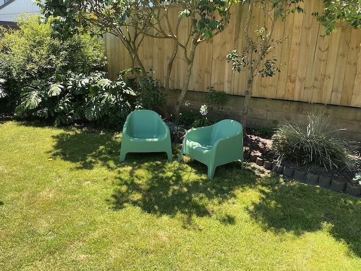 Paps Bach - Relaxing Retro Holiday Bach In Papamoa - Papamoa